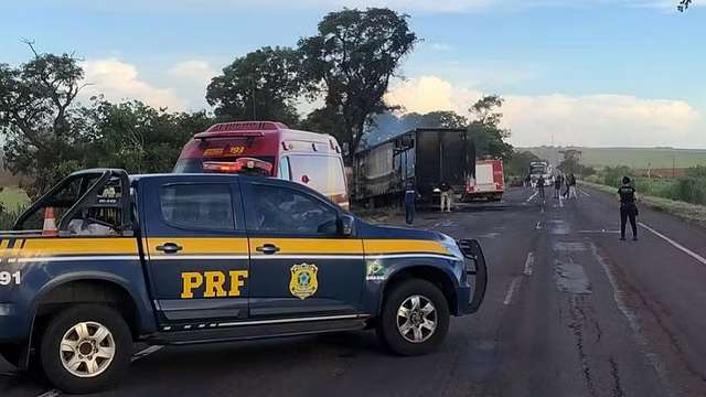 Acidente entre caminhonete e carreta acaba em morte - Policial - Região News